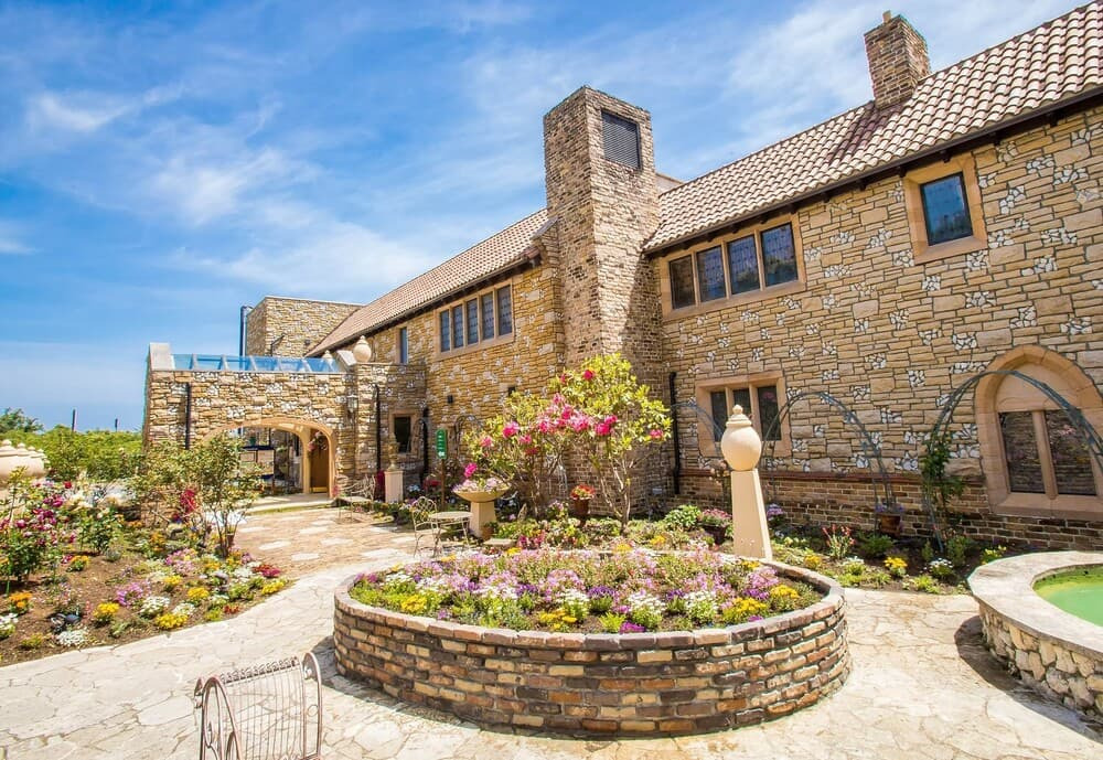 【東伊豆・伊東】川奈ステンドグラス美術館 光と音の芸術に感動。見どころやアクセス、周辺観光も - COLUMN｜Izu Letters